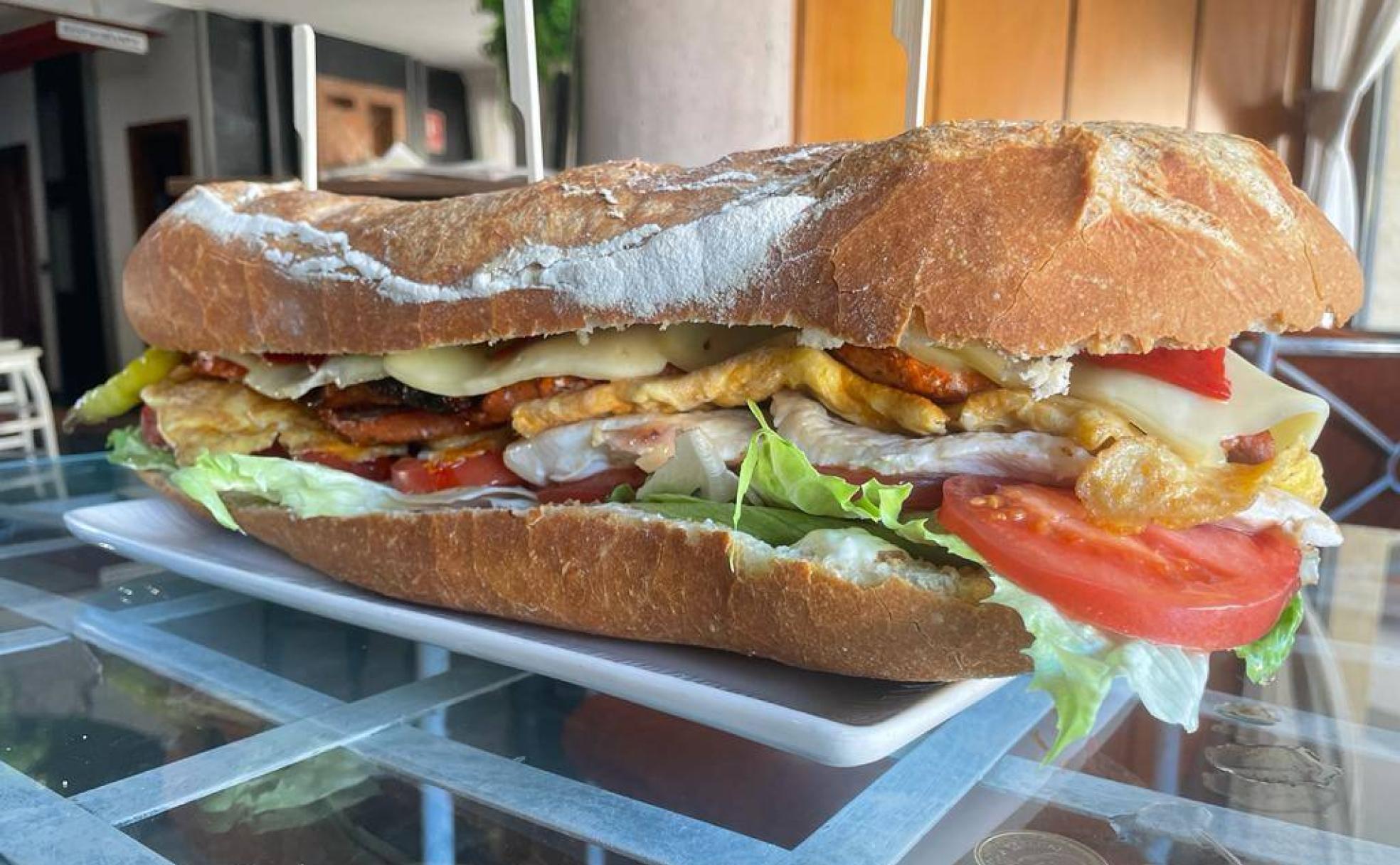 Un premio de 100 euros para quien consiga comerse un bocadillo de 2,5 kilos en menos de 45 ...
